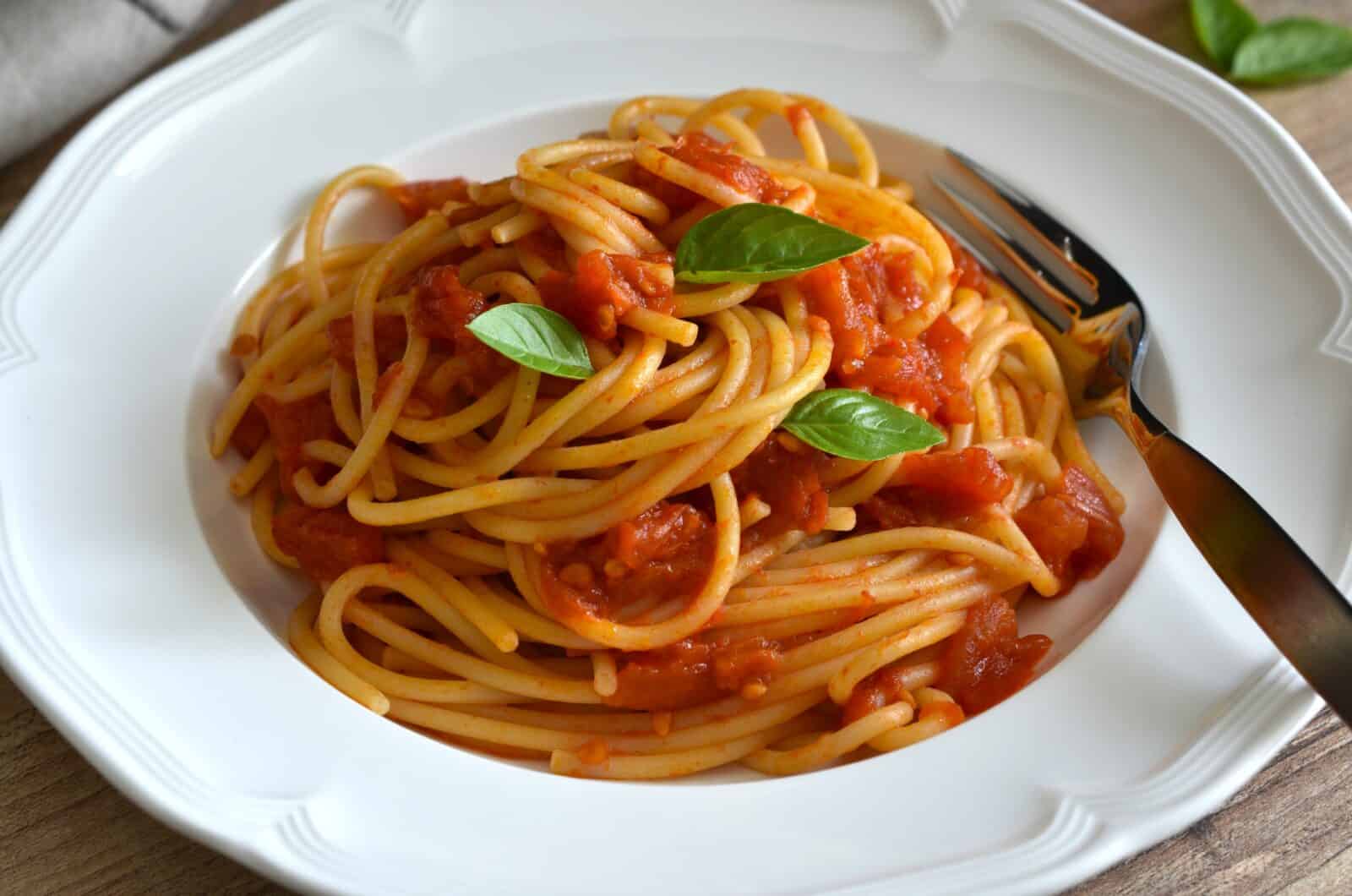 Spaghetti with fresh tomato sauce - (Authentic Italian recipe) Vegan ...